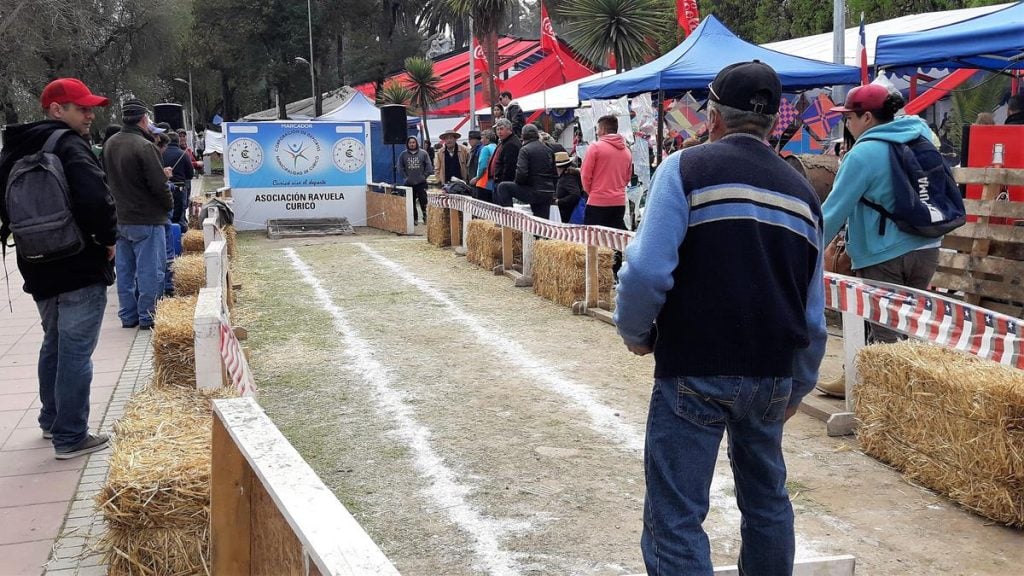 Curicanos disfrutaron de la rayuela en la Fiesta de la Chilenidad ...